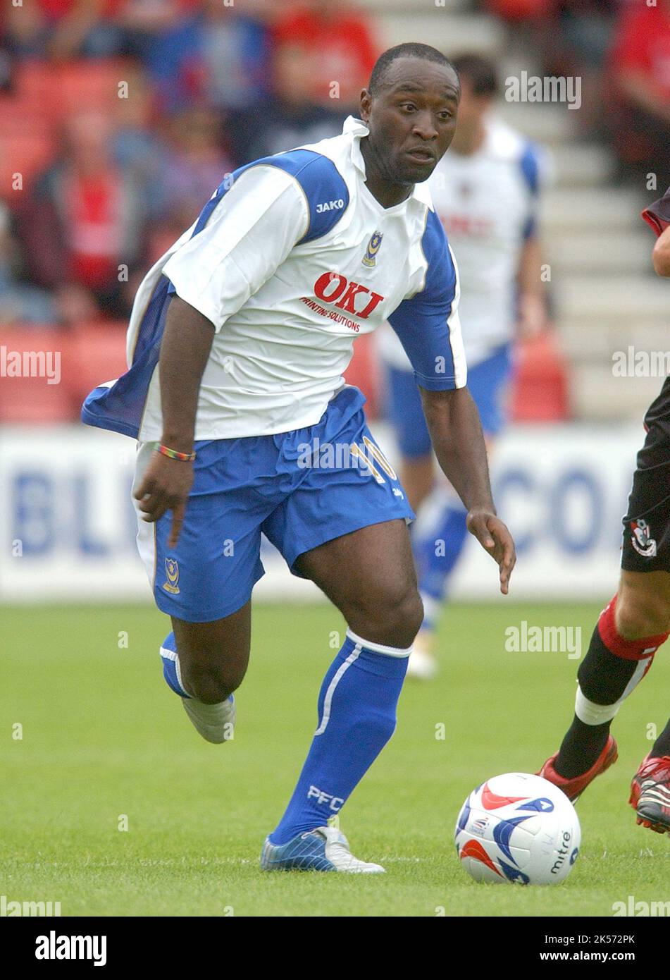 PORTSMOUTH FC 2006-2007 LOMANA LUA LUA PIC MIKE WALKER 2006 Stock Photo ...