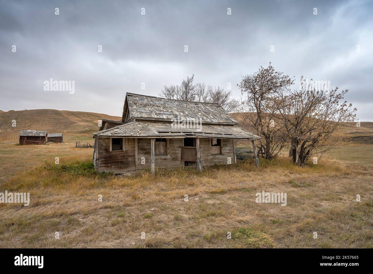 Old house on the prairies hi-res stock photography and images - Alamy