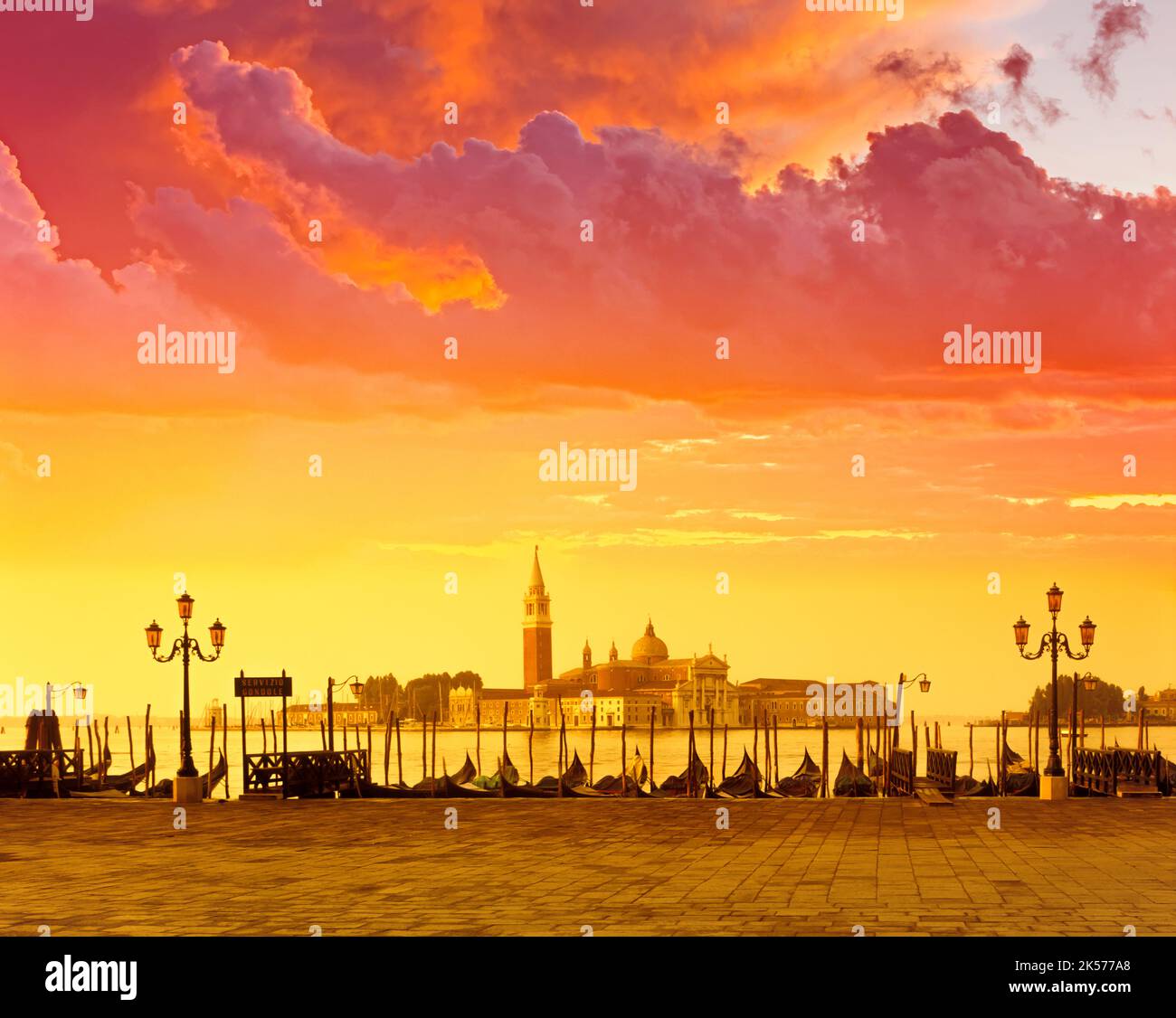 Square jetty hi-res stock photography and images - Alamy