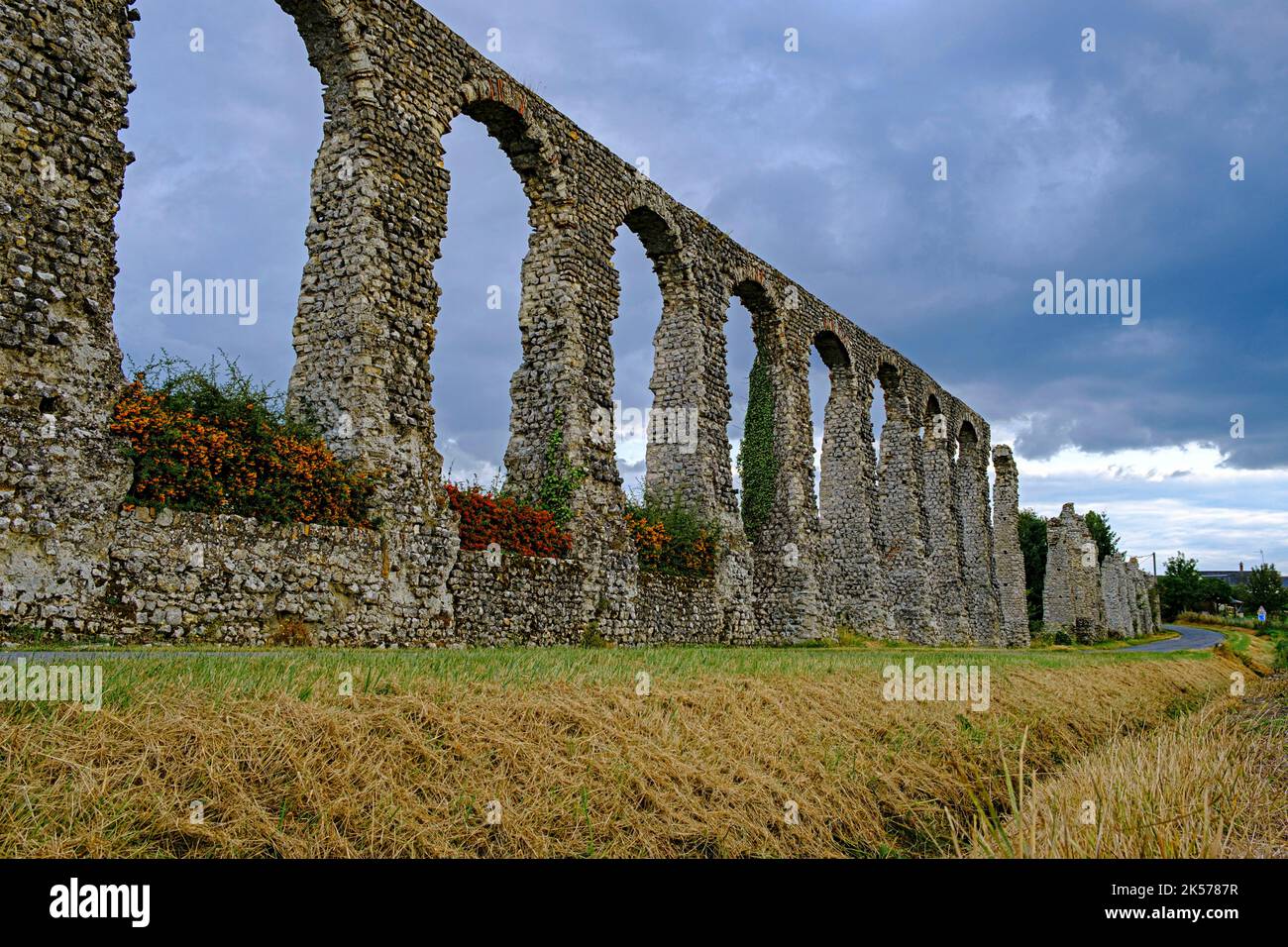 Gallo roman aqueduct hi-res stock photography and images - Alamy
