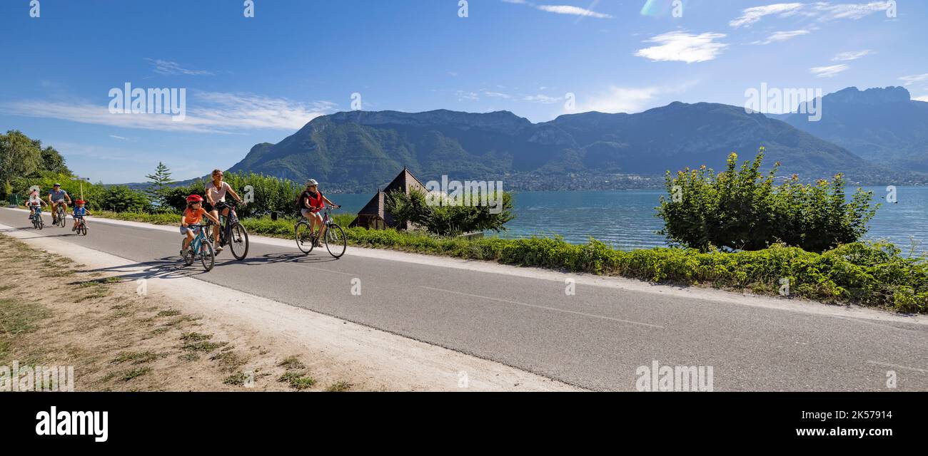 France, Haute-Savoie (74), Annecy , Family bike ride on the Promenade ...
