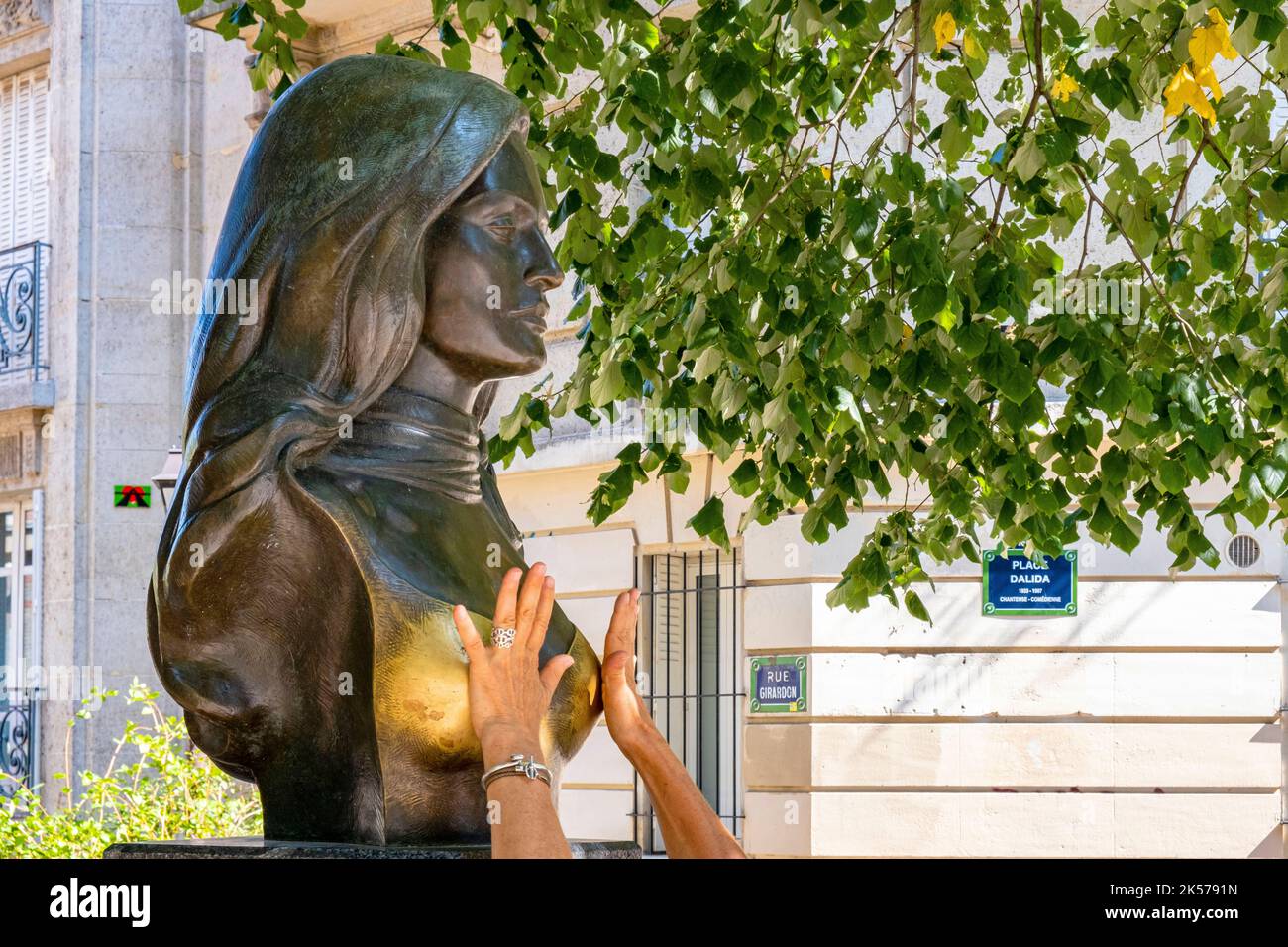 France, Paris, Montmartre district, place Dalida, bust of Dalida Stock ...