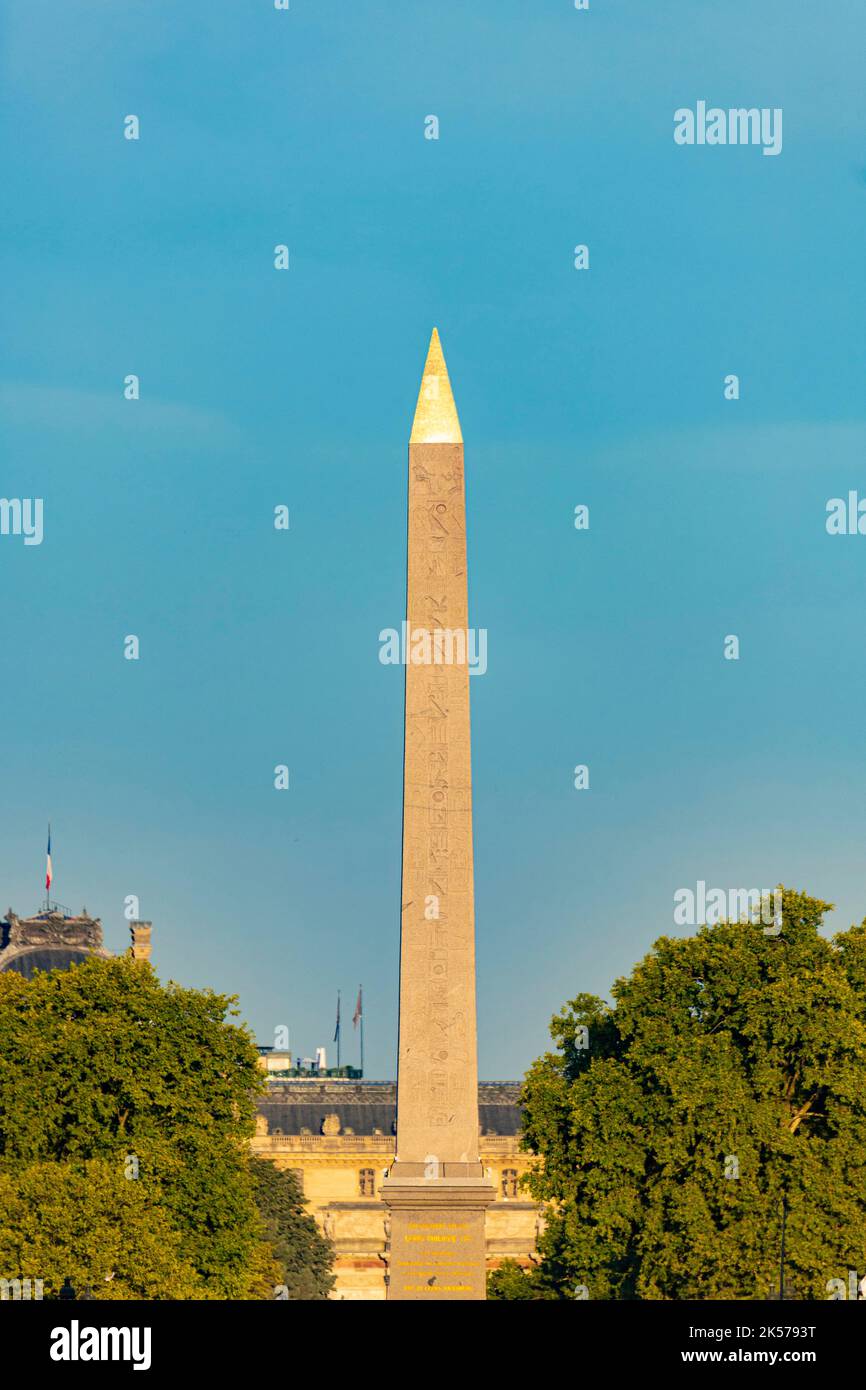 France, Paris, Avenue des Champs-Elysees, Obelix de la Concorde Stock ...