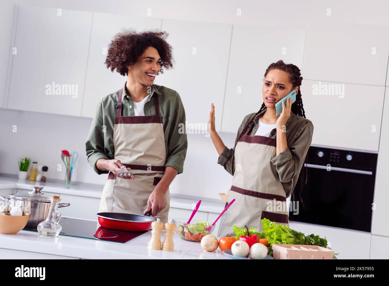 Couple angry at dinner hi-res stock photography and images - Alamy