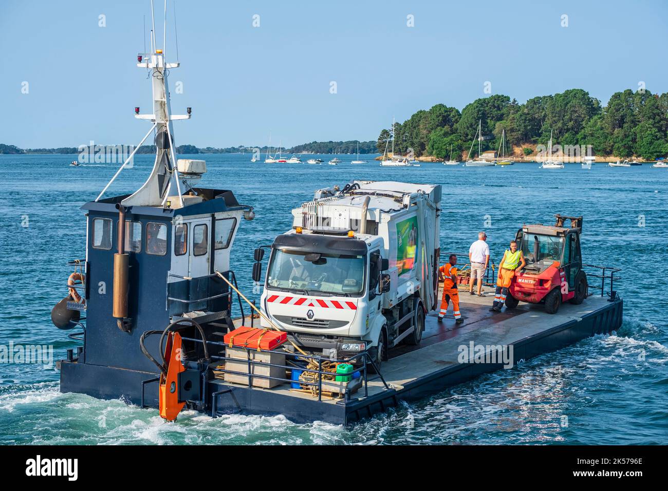 France, Morbihan, Gulf of Morbihan, Ile-aux-Moines, barge transporting ...