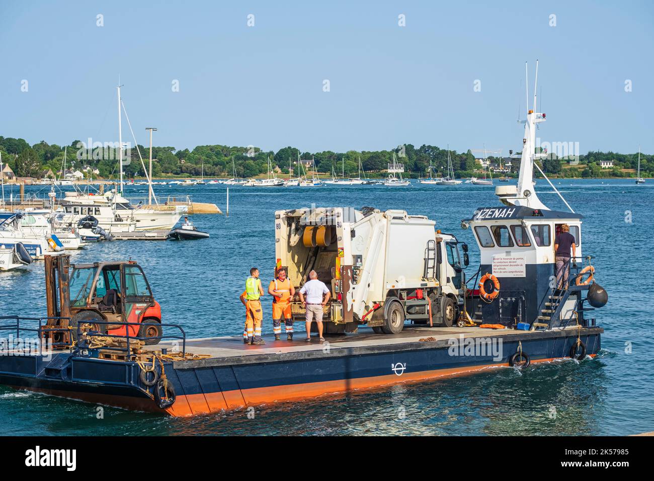 France, Morbihan, Gulf of Morbihan, Ile-aux-Moines, barge transporting ...