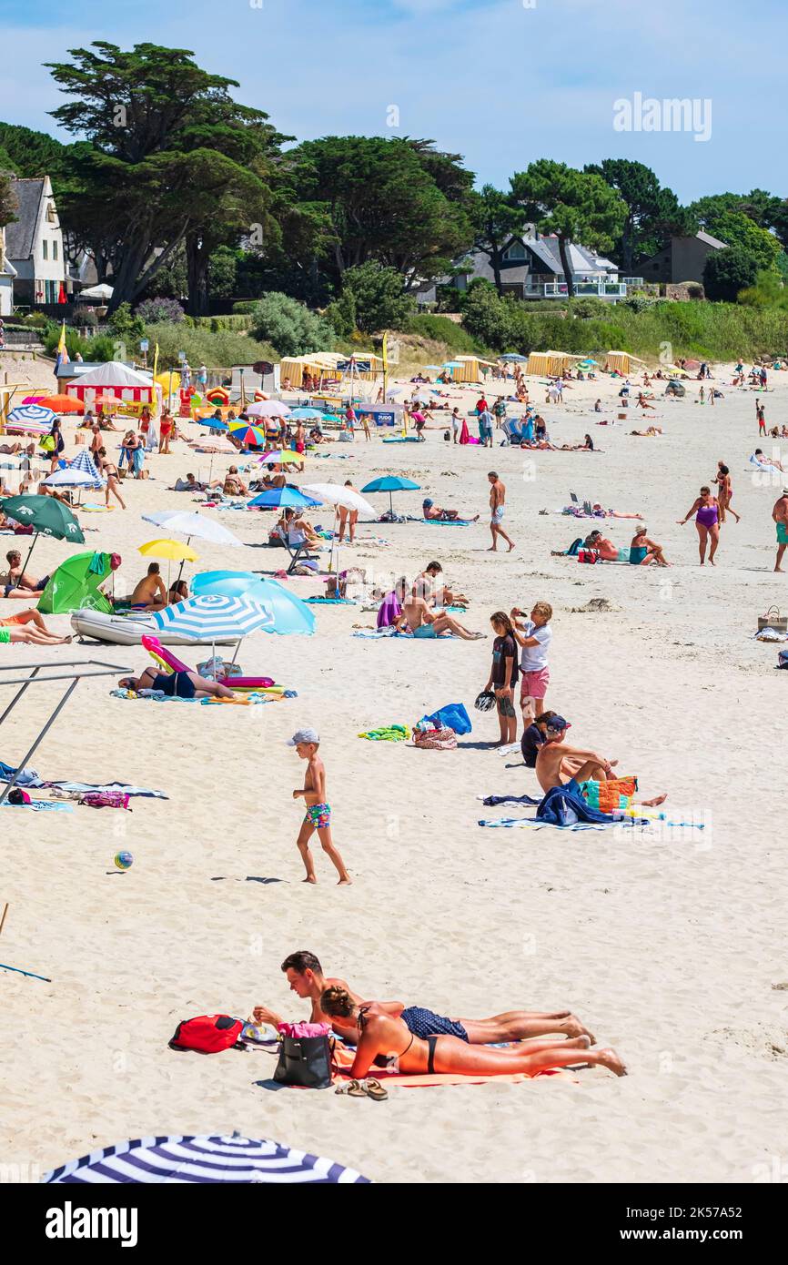 France, Morbihan, Carnac, Legenese beach on the coastal footpath or GR ...
