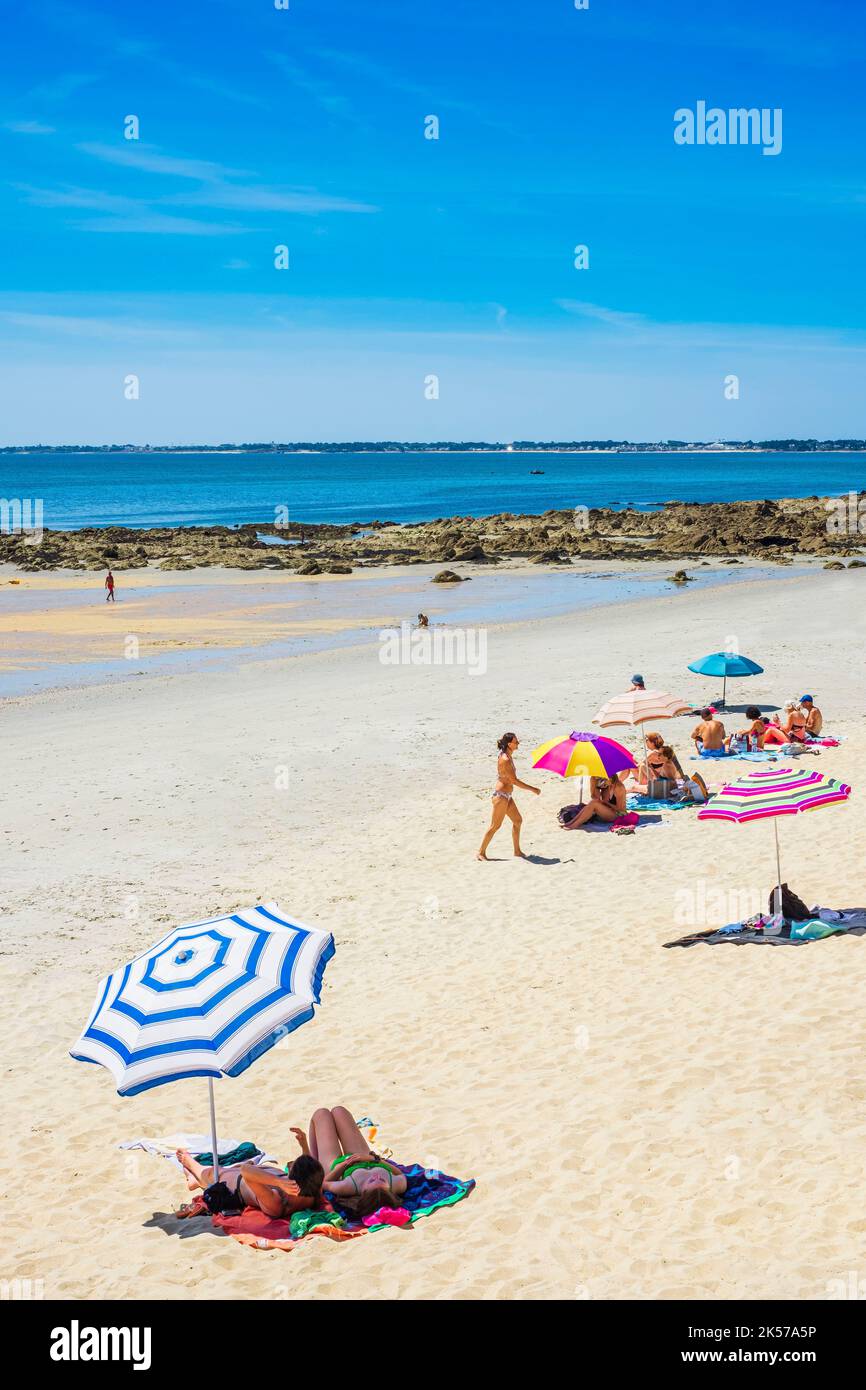 France, Morbihan, Carnac, Legenese beach on the coastal footpath or GR ...