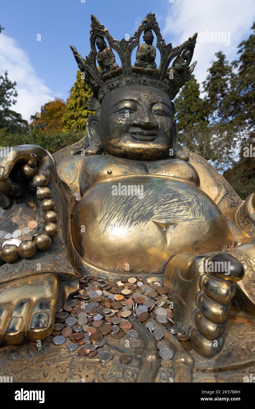 Offering money to buddha hi-res stock photography and images - Alamy