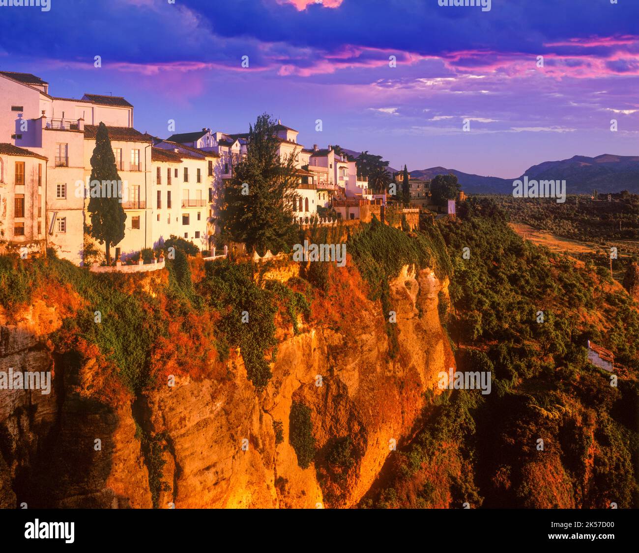 WHITE HOUSES CLIFF EDGE EL TAJO GORGE RONDA ANDALUSIA SPAIN Stock Photo ...