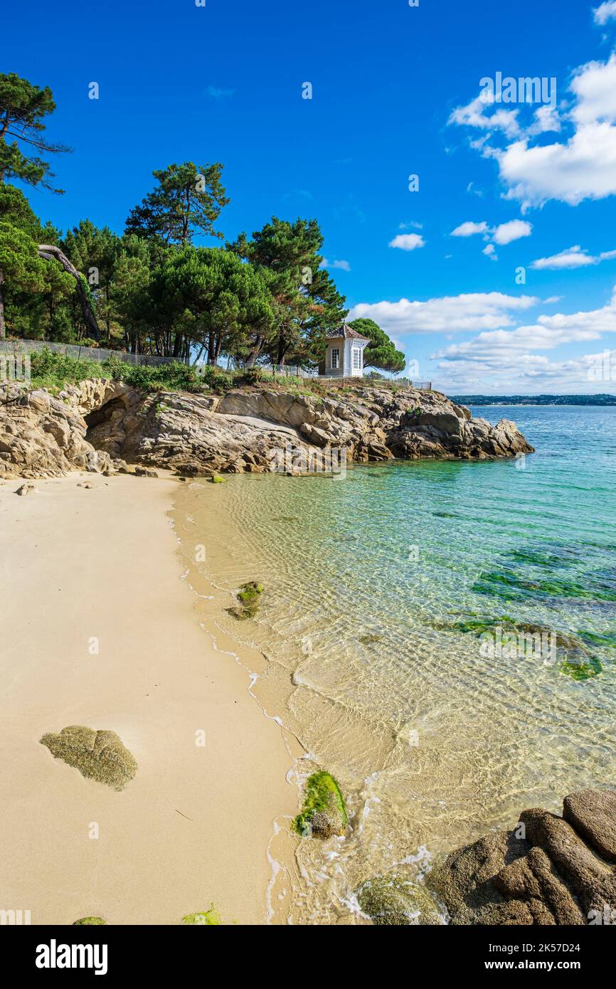France, Finistere, Fouesnant, Bot Conan beach on the coastal footpath ...