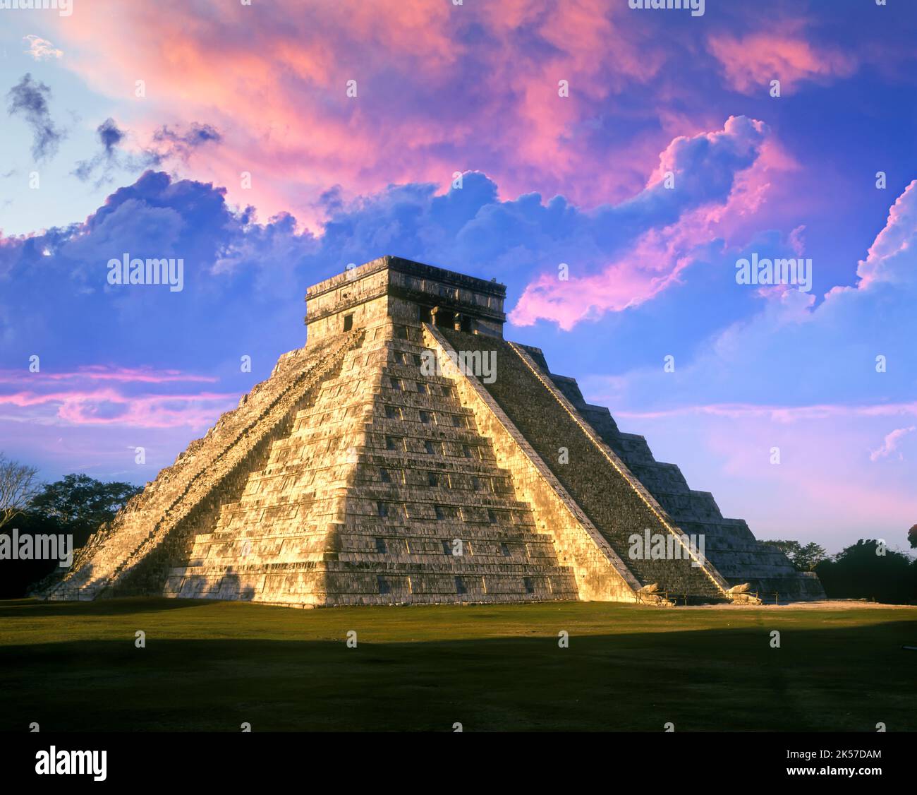 EL CASTILLO KUKULKAN PYRAMID CHICHEN ITZA MAYAN RUINS YUCATAN MEXICO ...