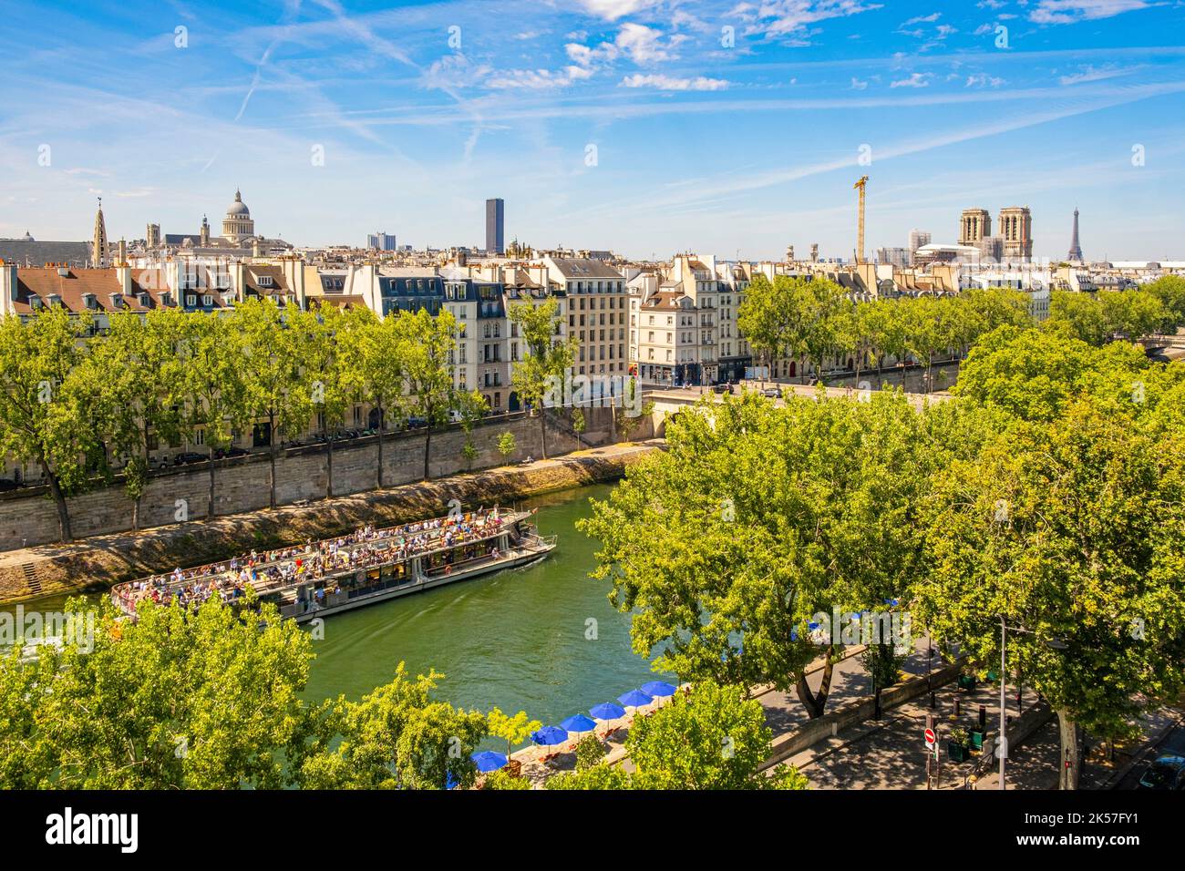 France, Paris, Quai d'Anjou and Ile Saint Louis, the banks of the Seine ...