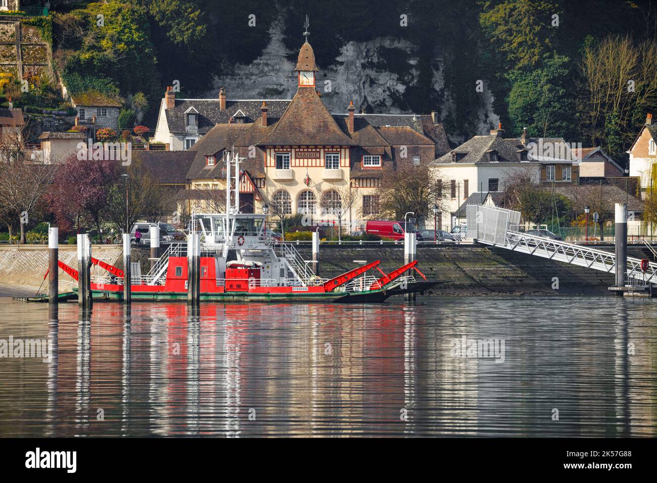 Red de ferry hi-res stock photography and images - Alamy