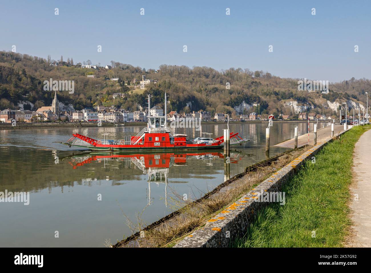France, Seine-Maritime (76), La Bouille, view from the opposite bank ...