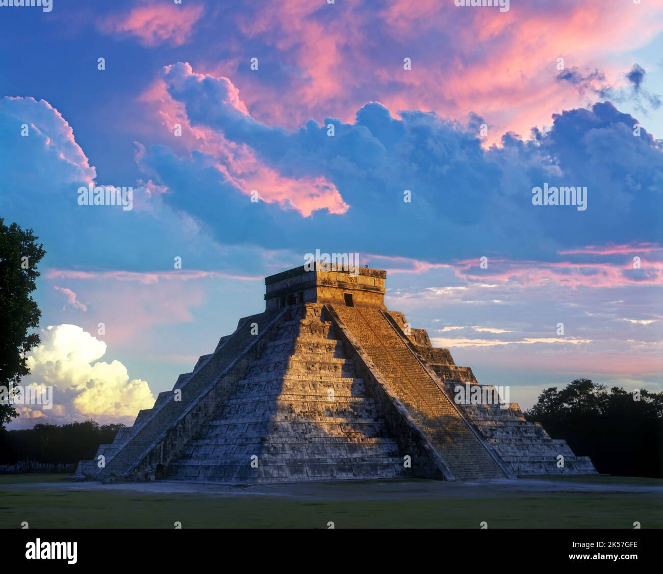 EL CASTILLO KUKULKAN PYRAMID CHICHEN ITZA MAYAN RUINS YUCATAN MEXICO ...