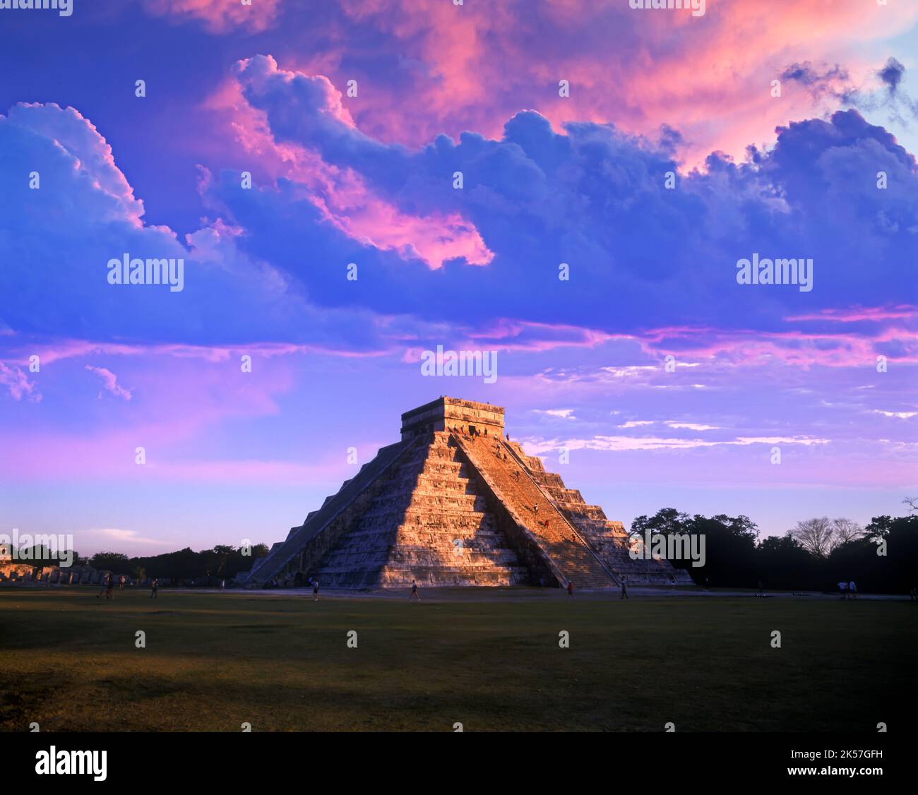 EL CASTILLO KUKULKAN PYRAMID CHICHEN ITZA MAYAN RUINS YUCATAN MEXICO ...