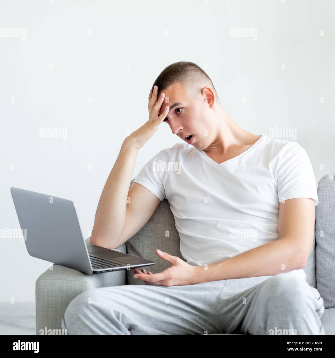 Confused man hi-res stock photography and images - Alamy