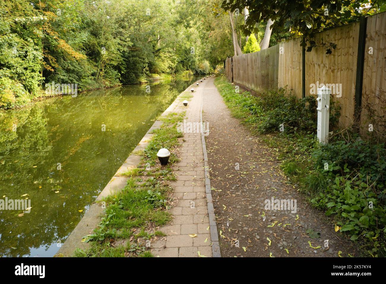 Empty moorings in Market Harborough on the Grand Union Canal with water ...