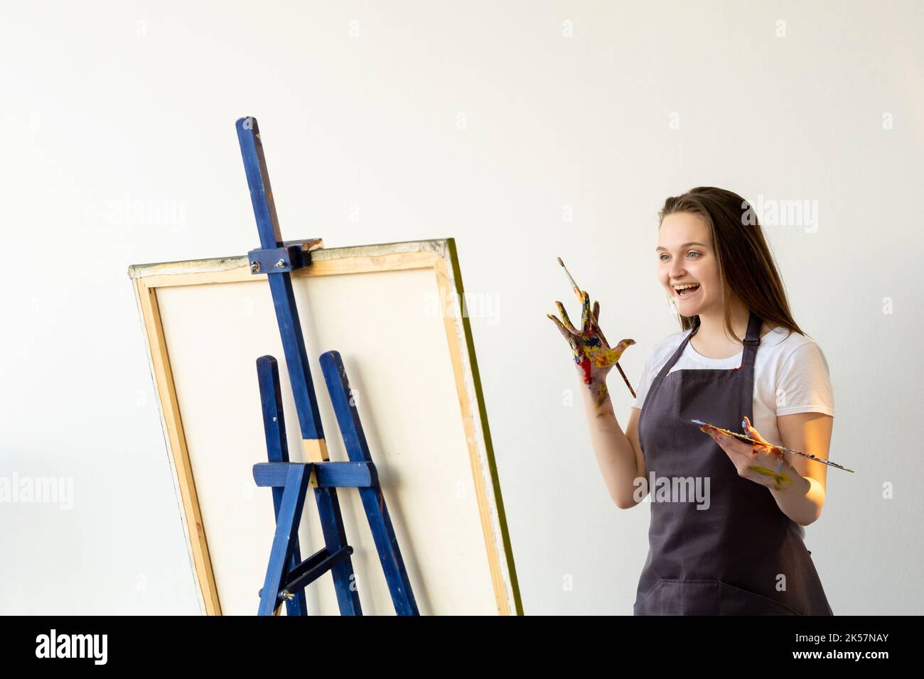 Inspired female artist. Painting school. Astonished result. Happy ...