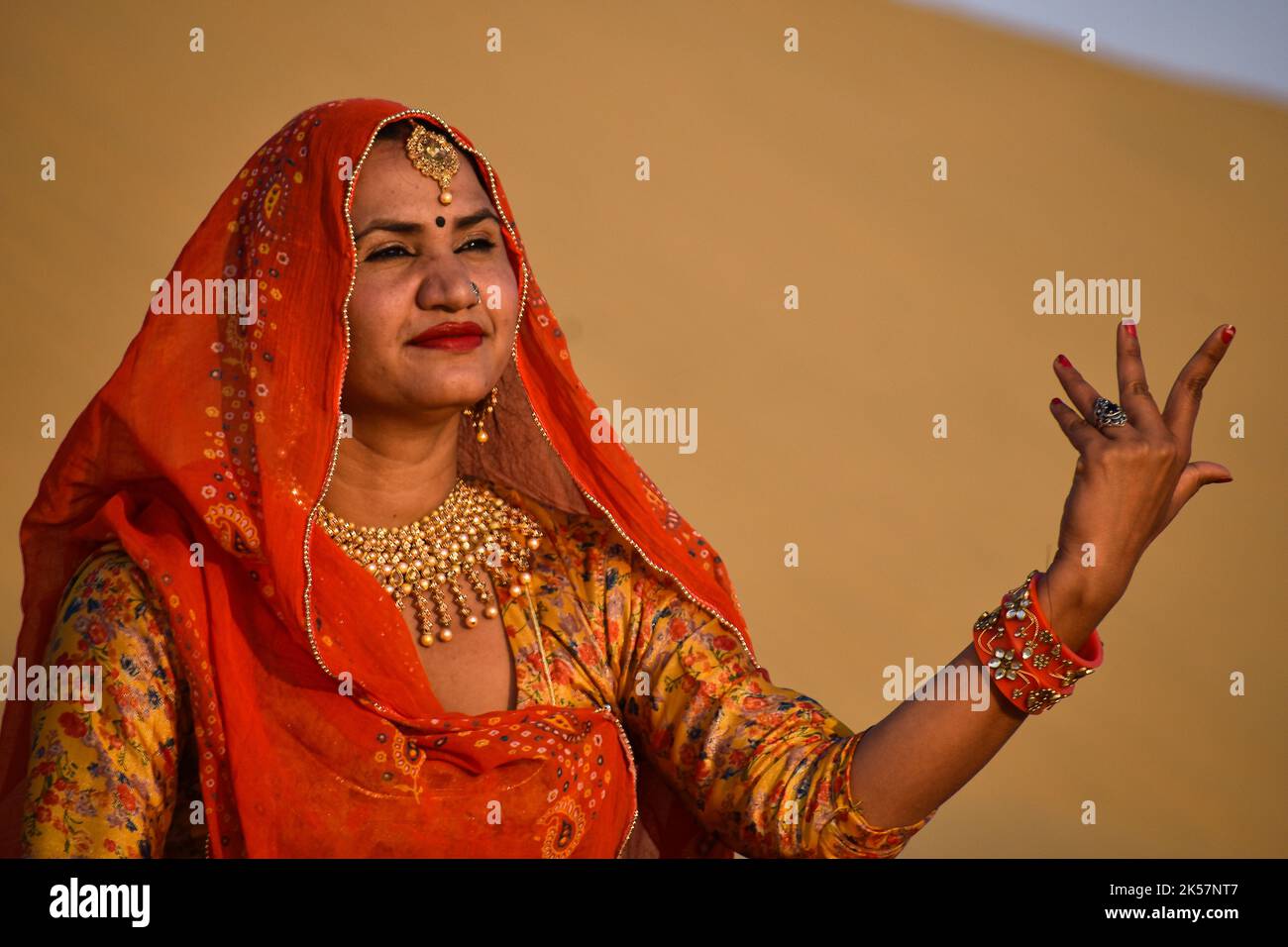 Local Lady Dancing in Thar desert, Rajasthan Stock Photo - Alamy