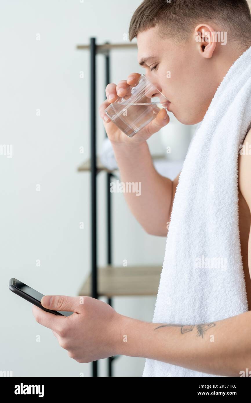 water reminder app body refreshment man drinking Stock Photo - Alamy