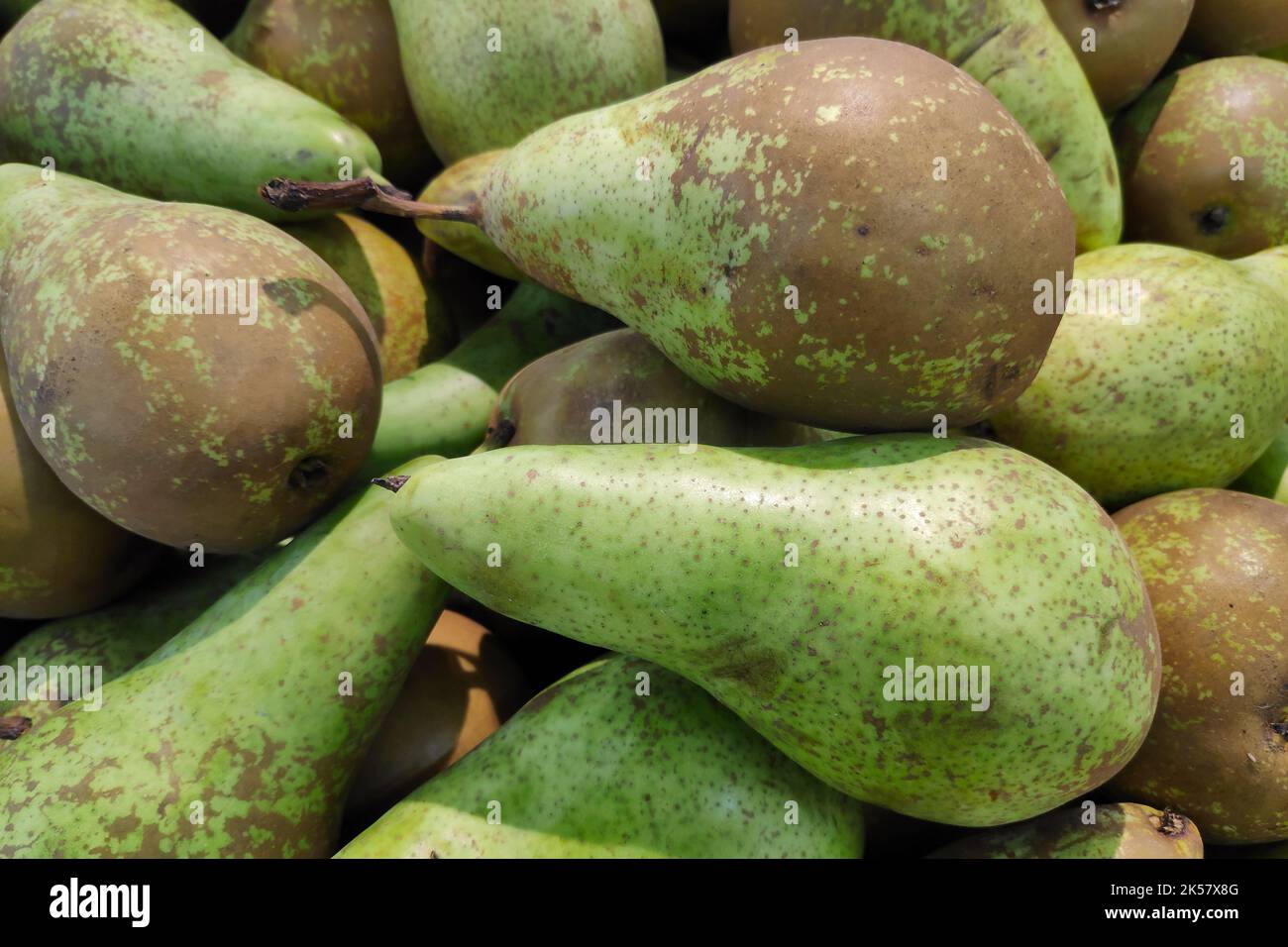 Full frame close-up on a stack of pears on a market stall Stock Photo ...