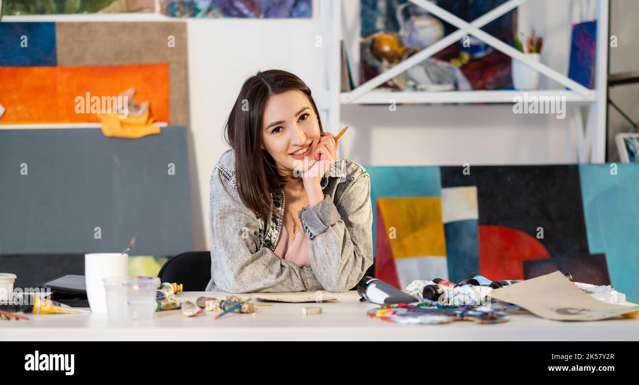 Drawing class hi-res stock photography and images - Alamy