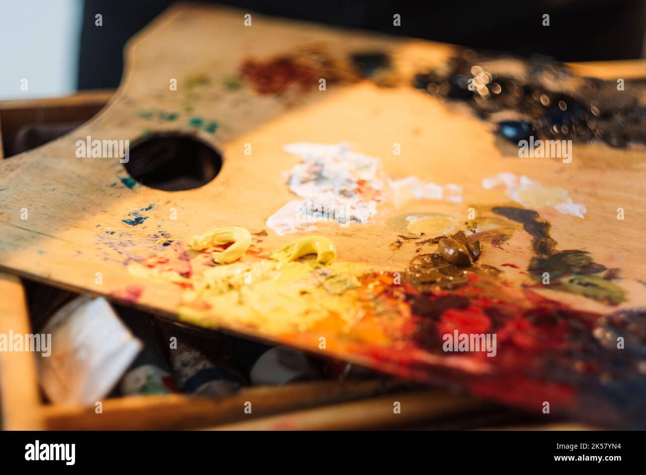 painter mess art supplies acrylic paint on palette Stock Photo - Alamy