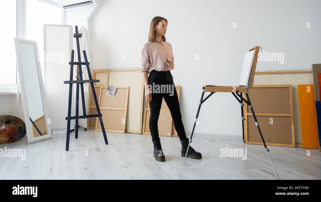 artist lifestyle professional painting in studio Stock Photo - Alamy