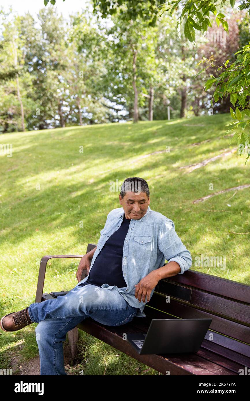 Man on a park bench alone hi-res stock photography and images - Alamy