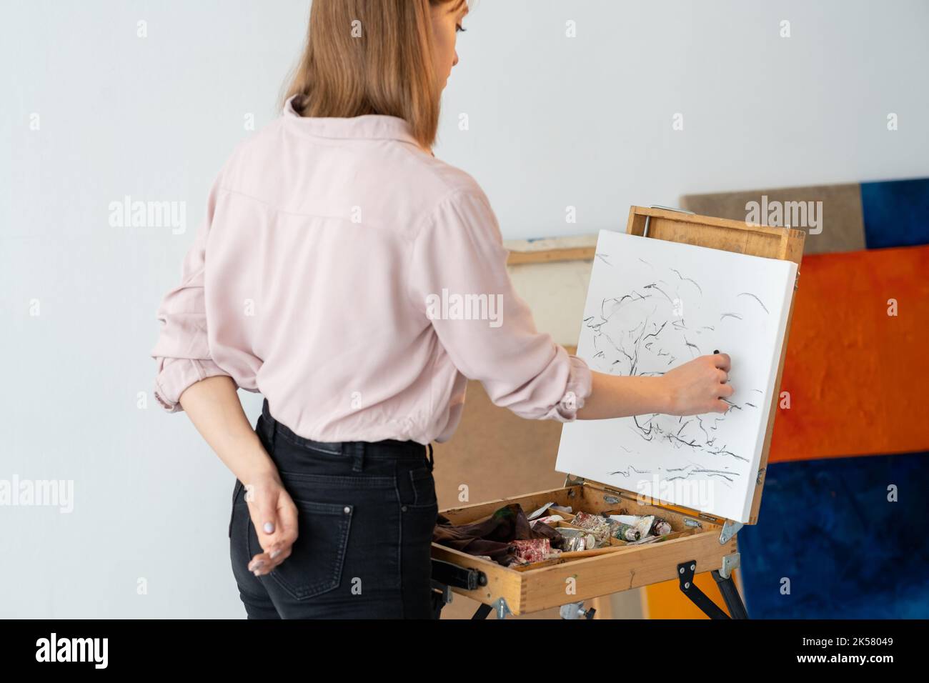 drawing class visual art female artist sketching Stock Photo - Alamy