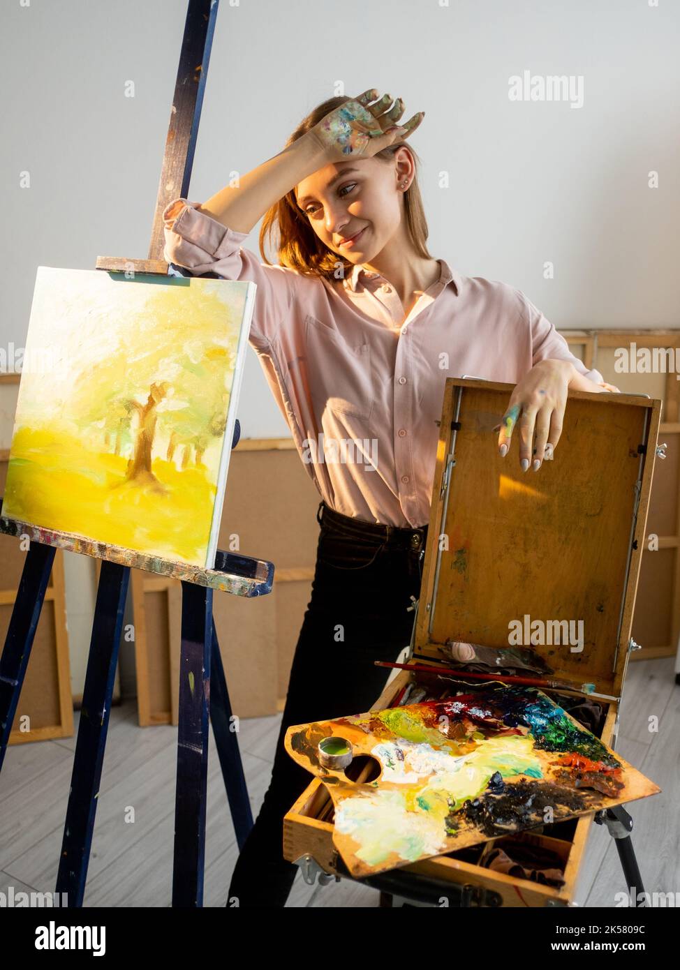 Artist visual hi-res stock photography and images - Alamy