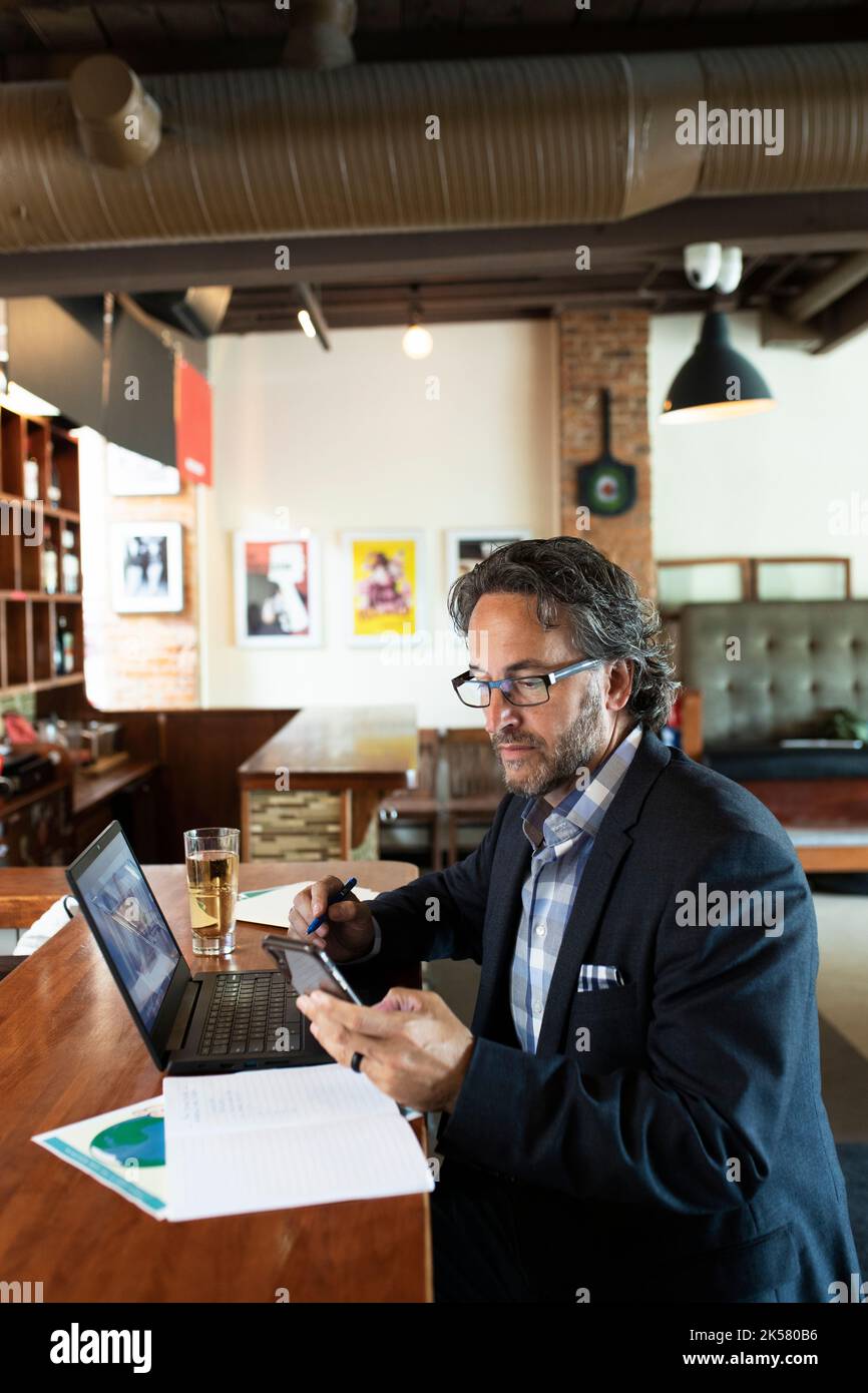 Working at bar hi-res stock photography and images - Alamy