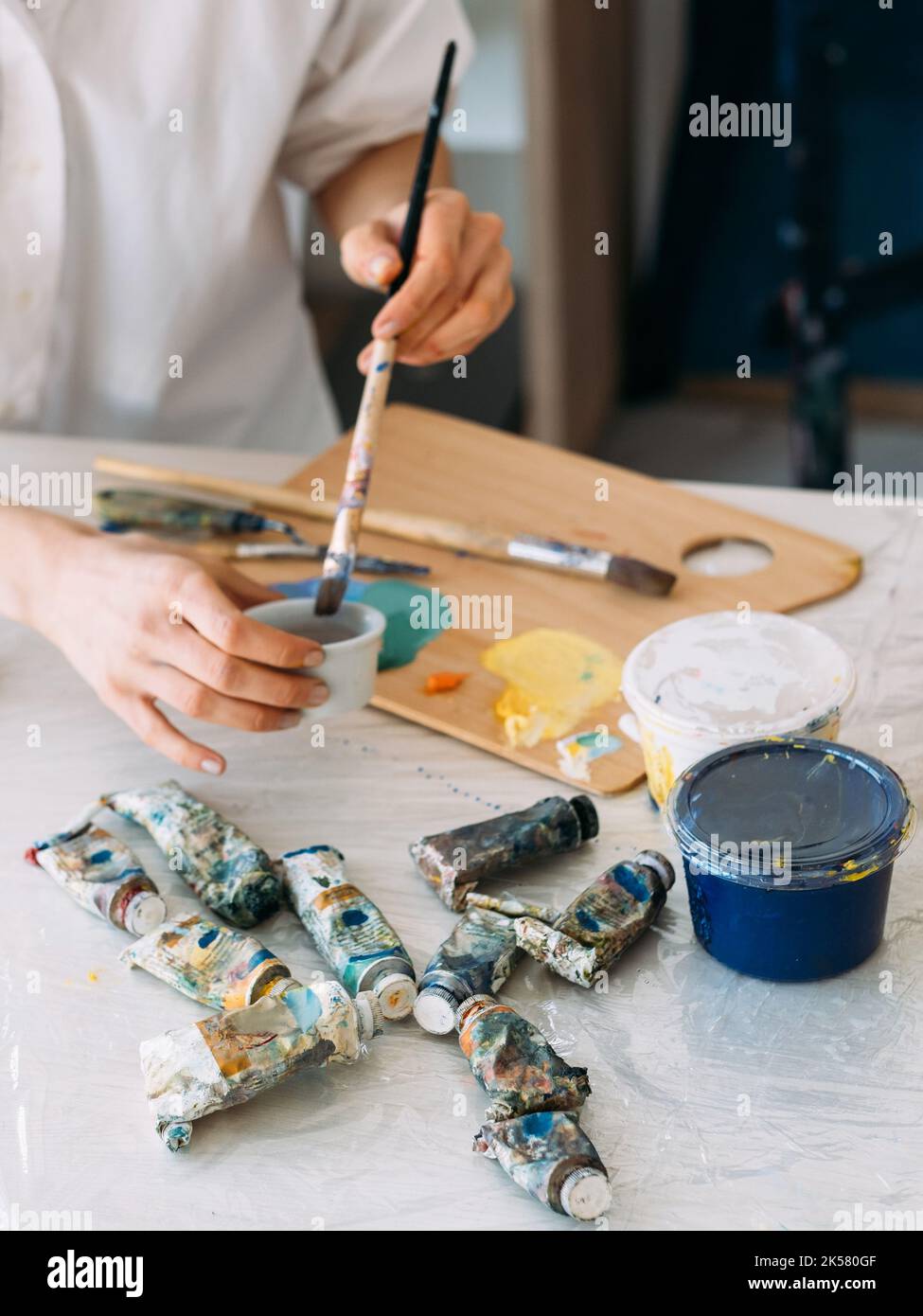 Artist hands art hi-res stock photography and images - Alamy
