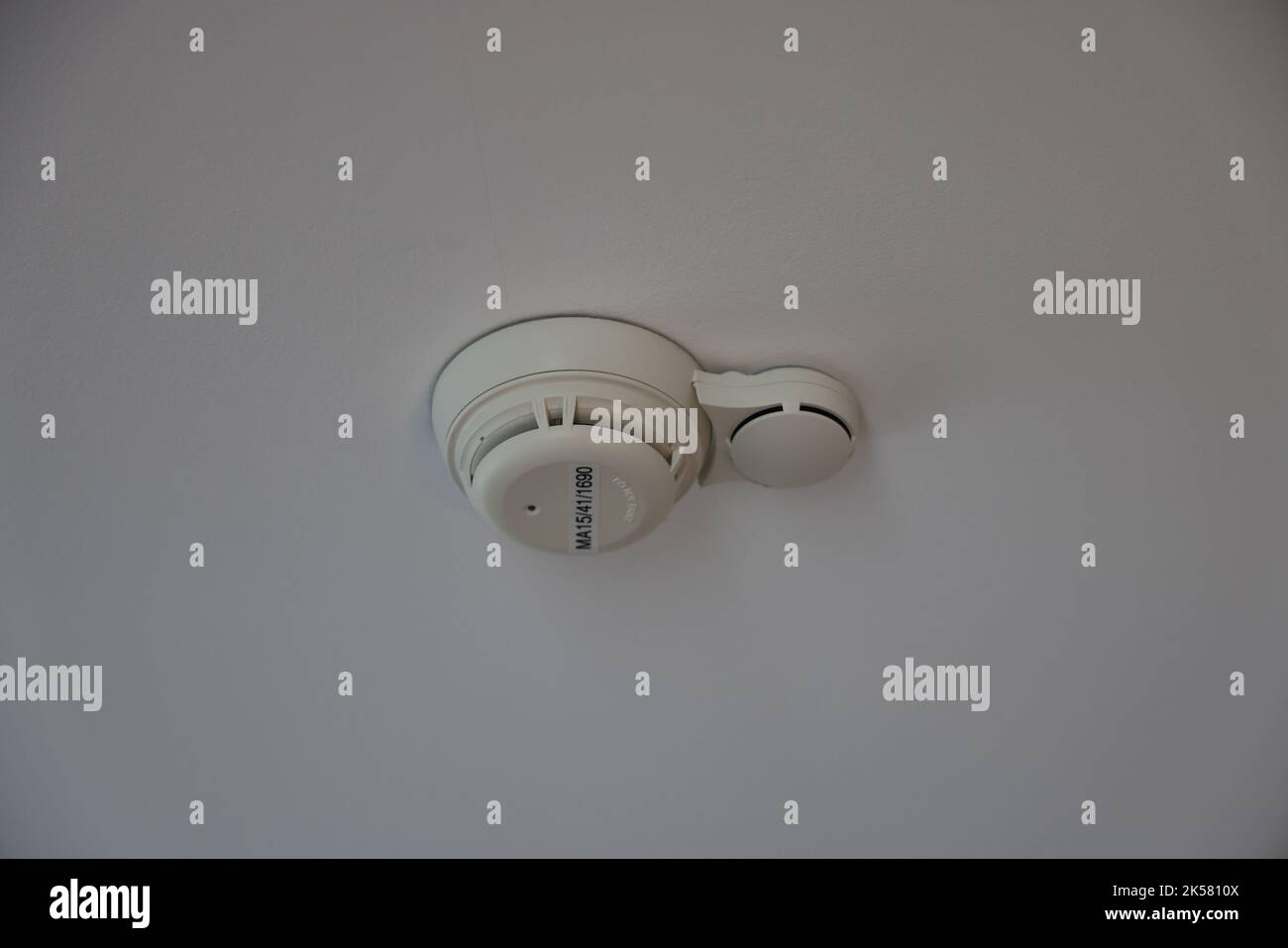 Smoke detector combined with another sensor (probably a heat detector ...