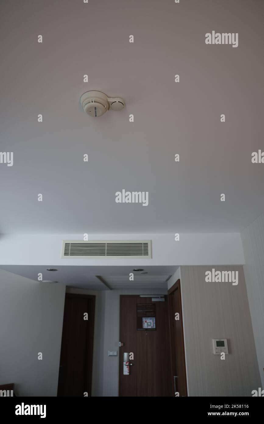 Room with smoke detector combined with another sensor (probably a heat ...