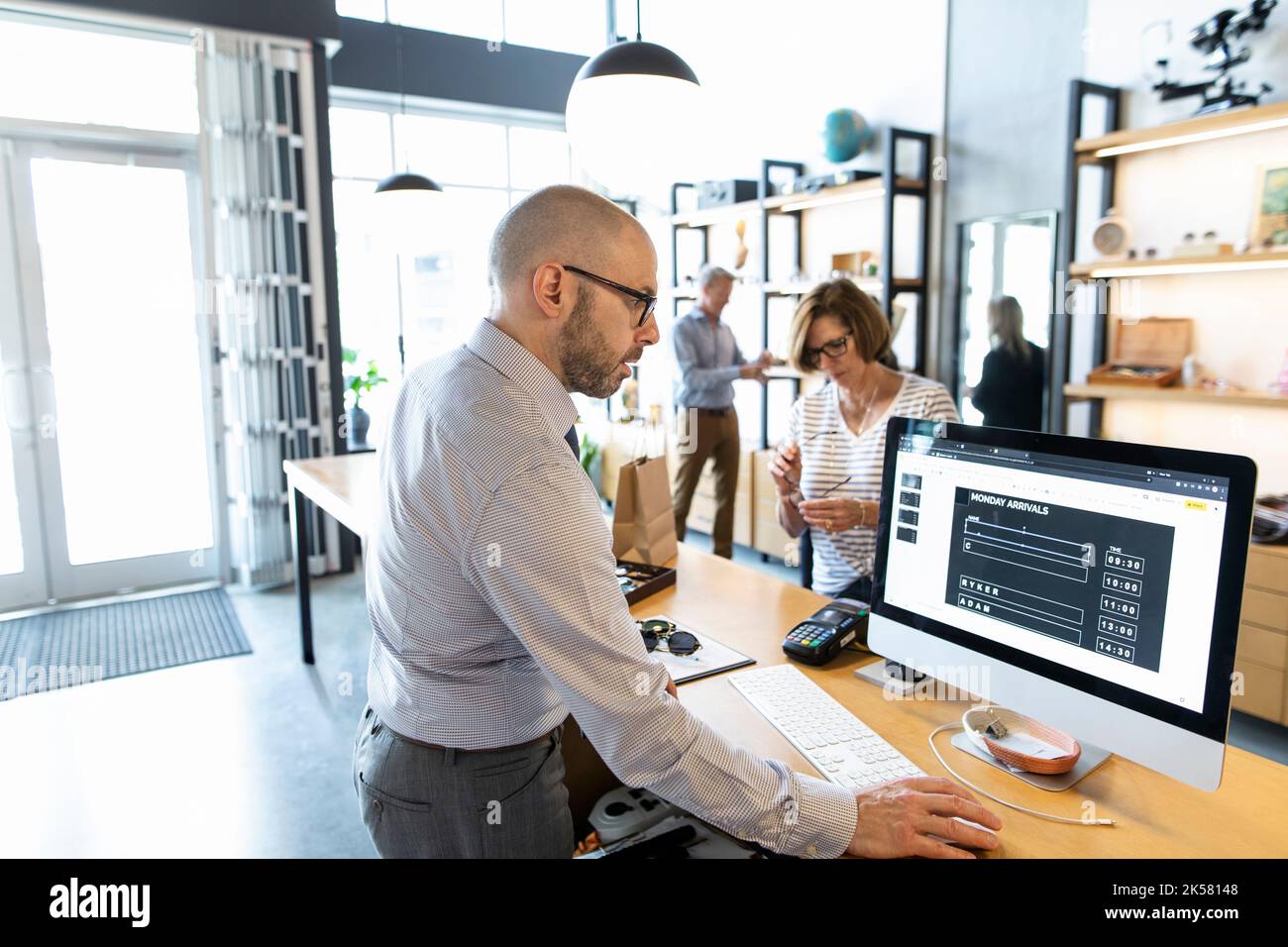 Computer customer service hi-res stock photography and images - Alamy