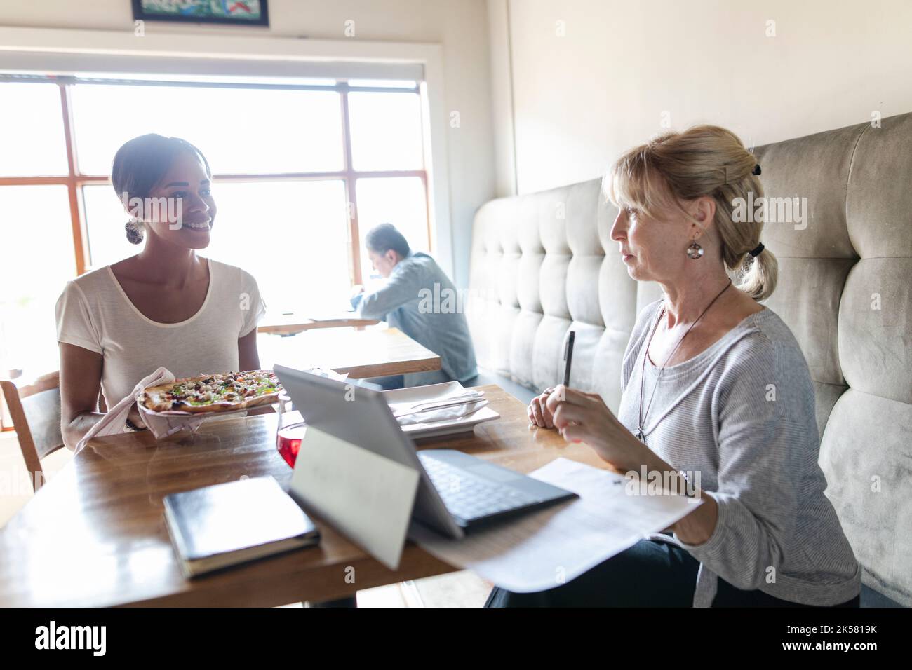 Pizza serving server table hi-res stock photography and images - Alamy