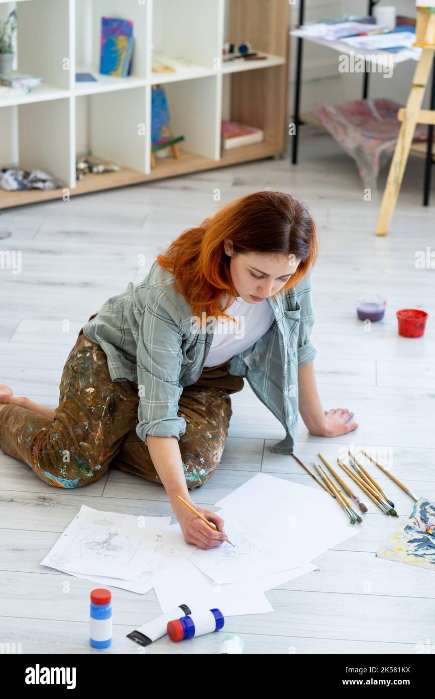 Artist drawing paper hi-res stock photography and images - Alamy