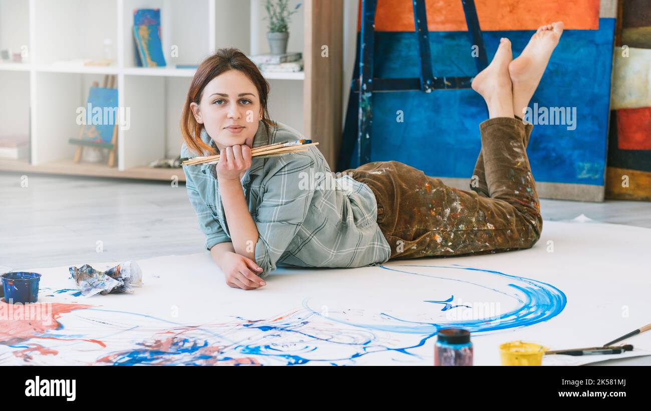 artist lifestyle modern art painting hobby woman Stock Photo - Alamy