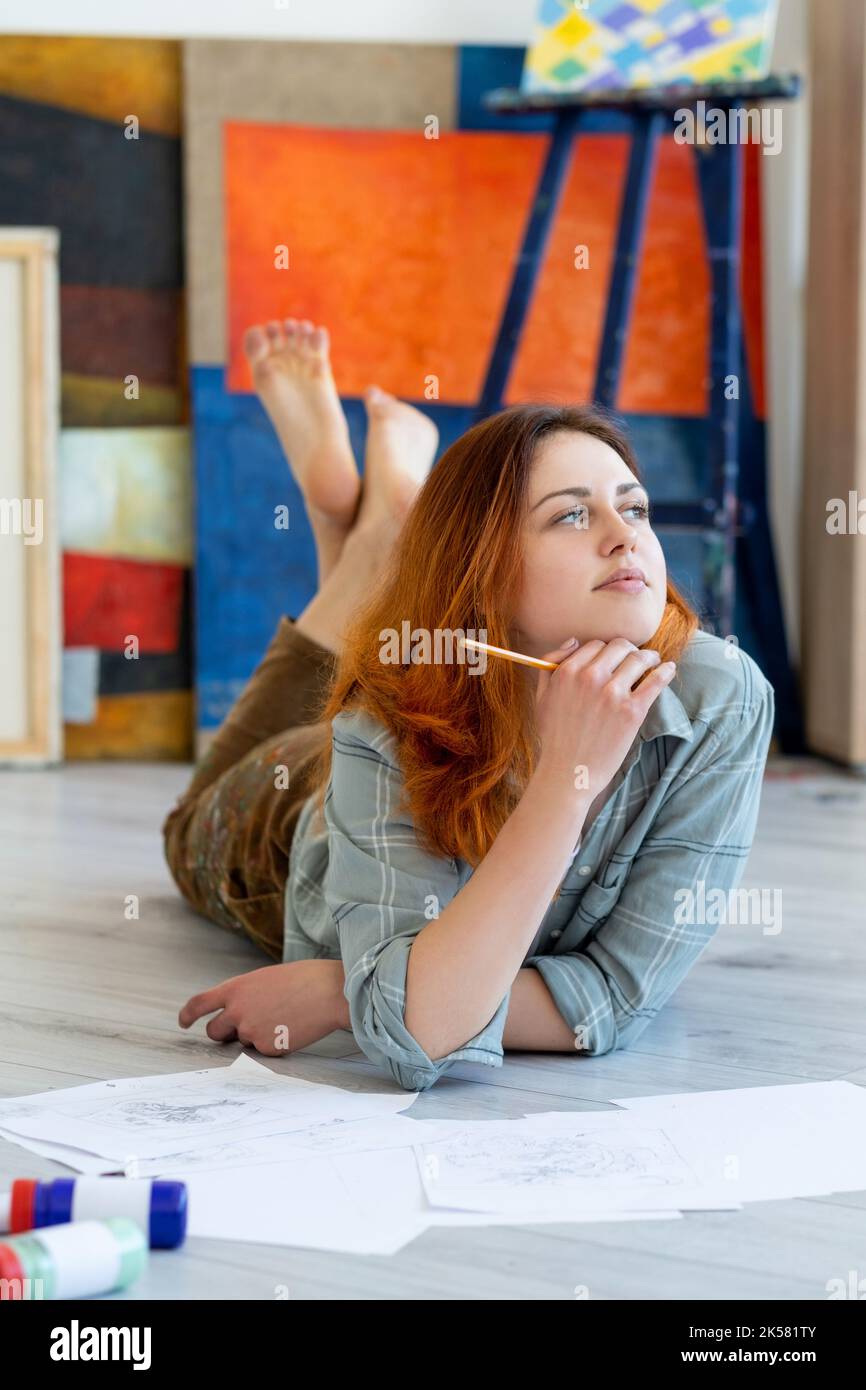 painting art artist lifestyle thoughtful woman Stock Photo - Alamy