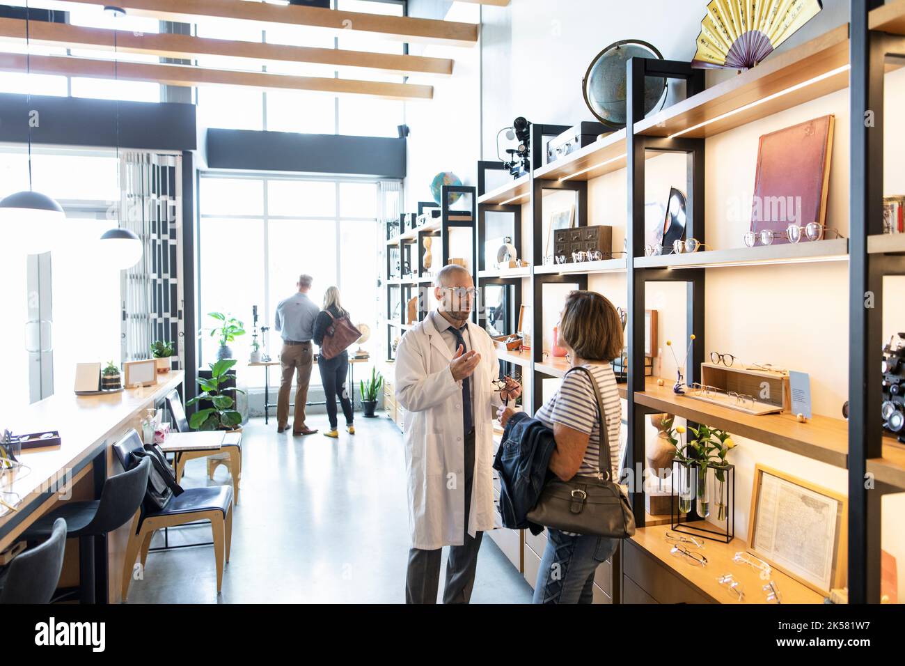 Optical store people talking hi-res stock photography and images - Alamy