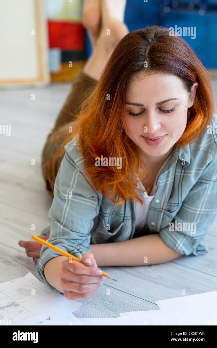 Painting portrait paper craft hi-res stock photography and images - Alamy