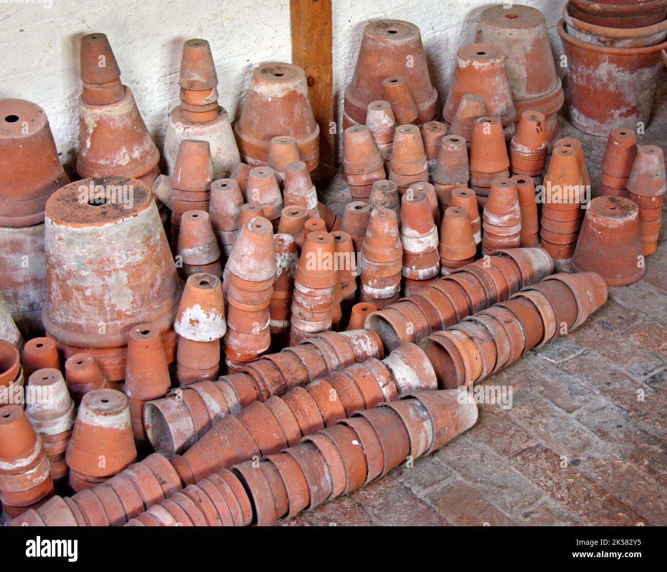 Collection of old plant pots hi-res stock photography and images - Alamy