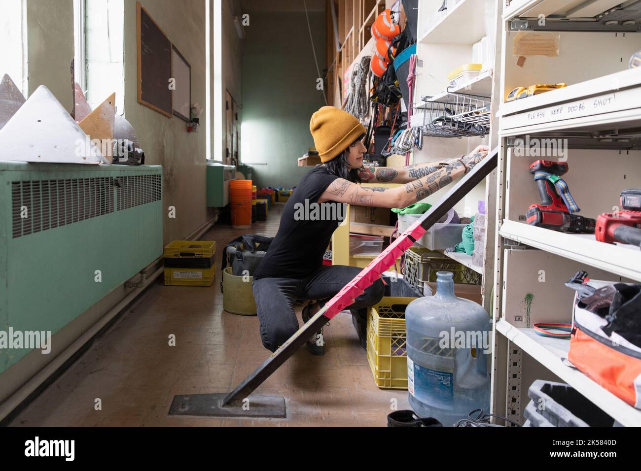Indigenous women climbing hi-res stock photography and images - Alamy