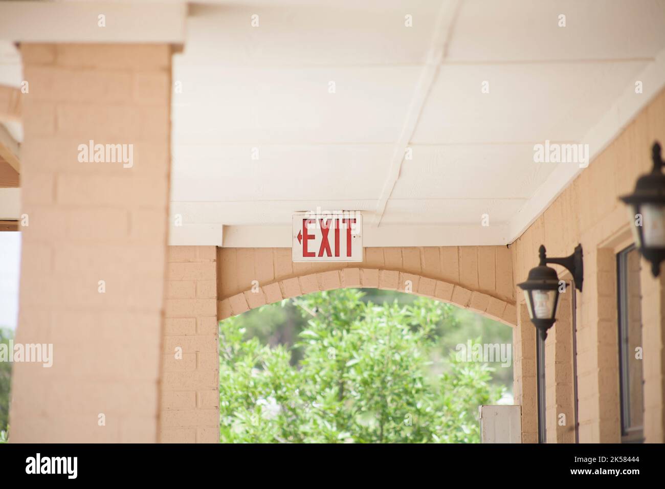 Emergency exit sign arrow pointing hi-res stock photography and images ...