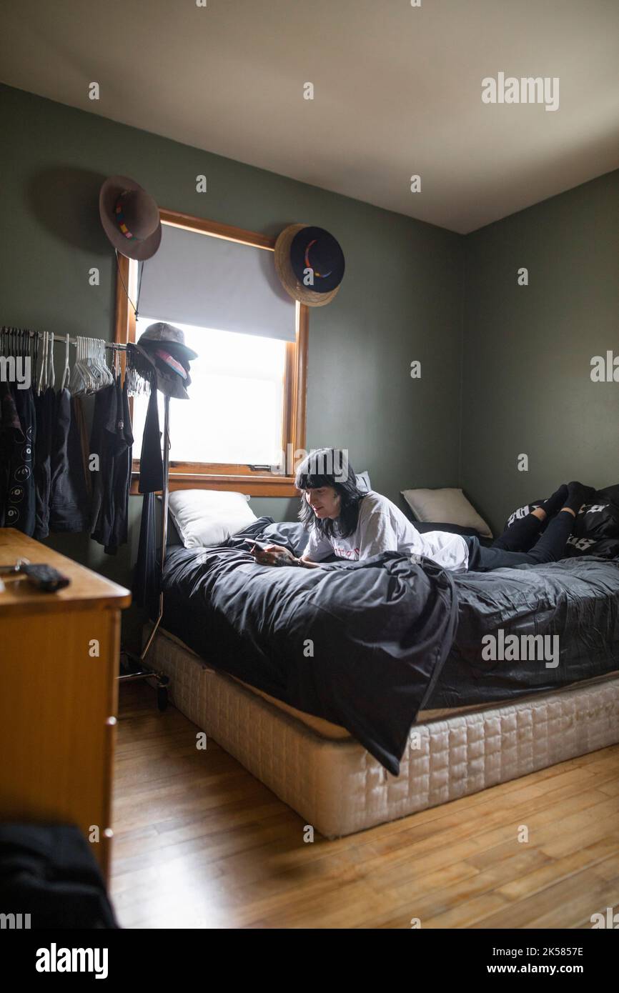 Queer people reading hi-res stock photography and images - Alamy