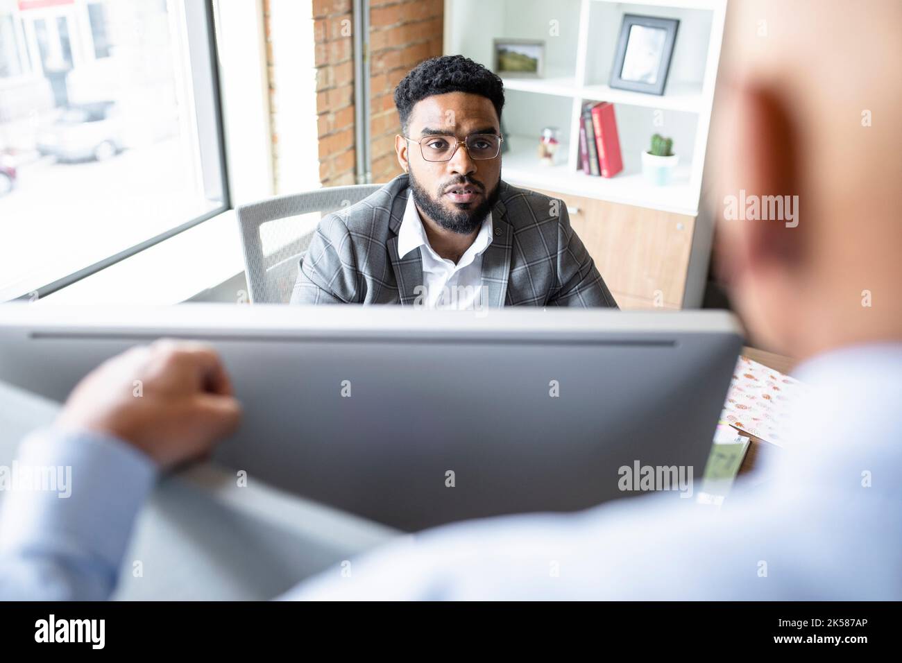 Office computer people talking hi-res stock photography and images - Alamy