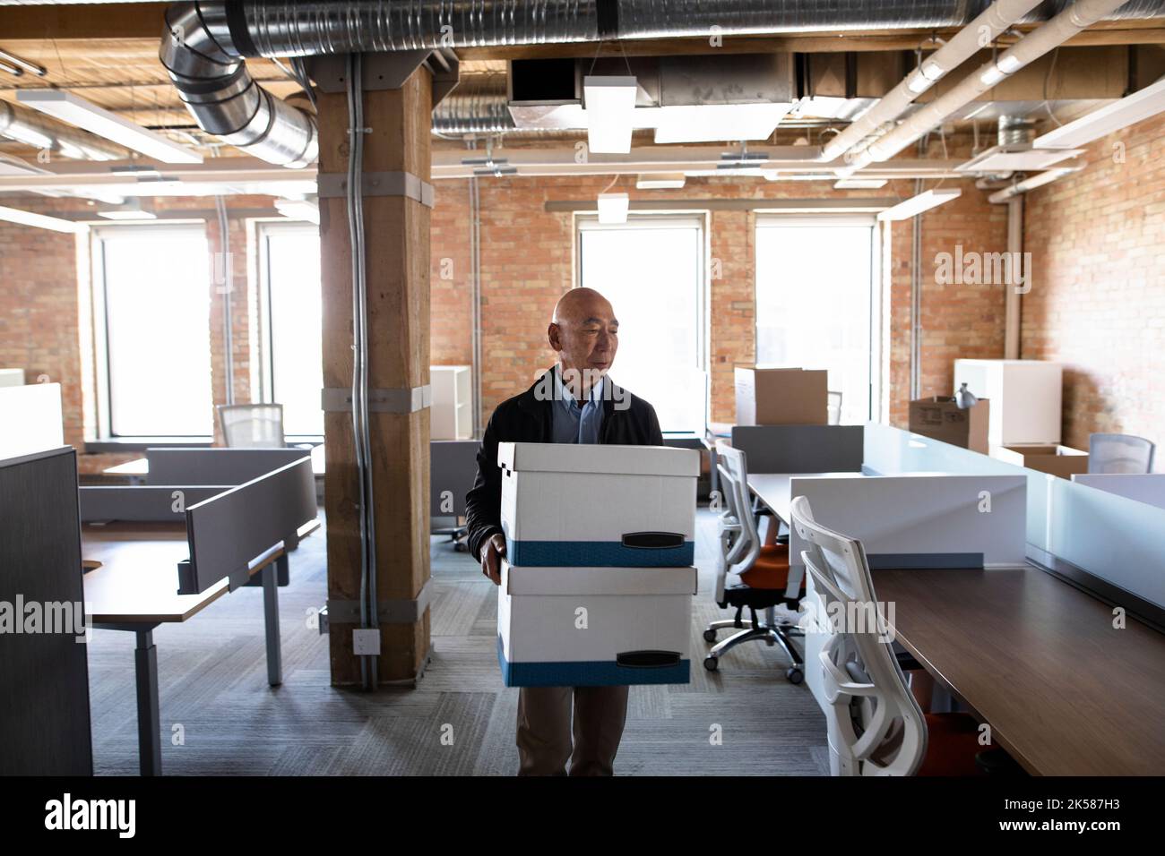 Businessman in office carrying box hi-res stock photography and images ...